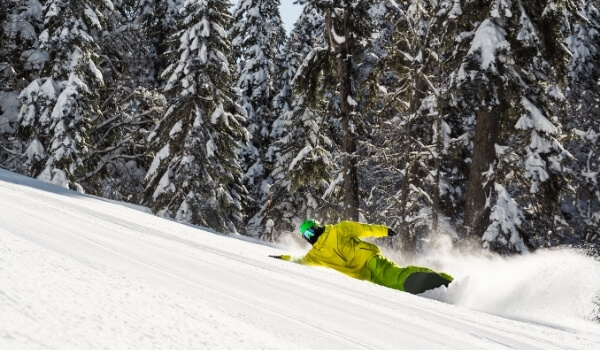 How to Carve on a Snowboard (5 Quick Tips)