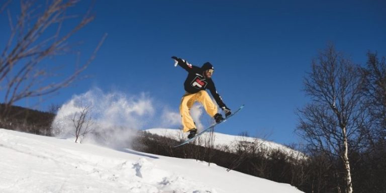 How to Snowboard Moguls in 4 Steps (With Tips)