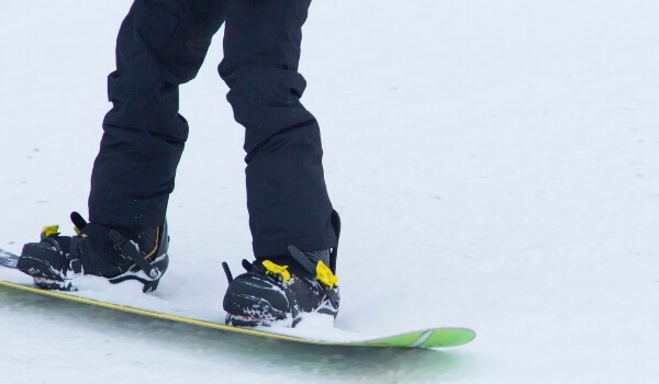 How to Slow Down or Stop on a Snowboard (4 Techniques)